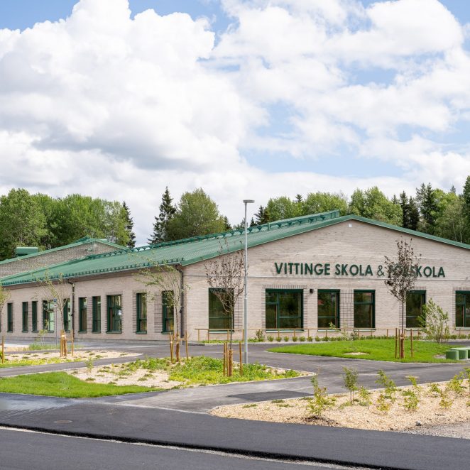 Interplay of joints and bricks